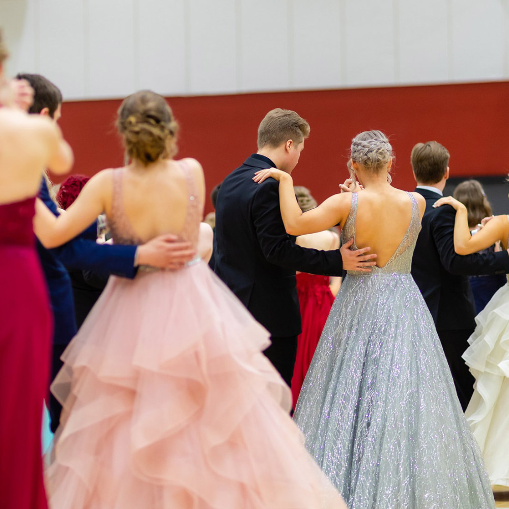 Lukioiden vanhat tanssivat perjantaina 10.2. | Gradia